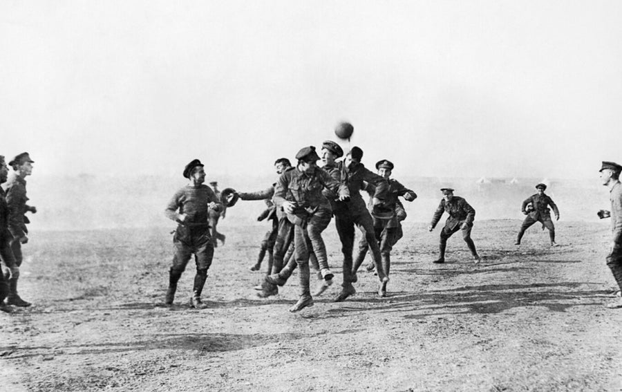 The 1914 Christmas Truce Match: Football in the Trenches – Retro ...